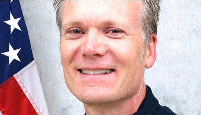 男子击毙袭击警察的枪手后 被射杀